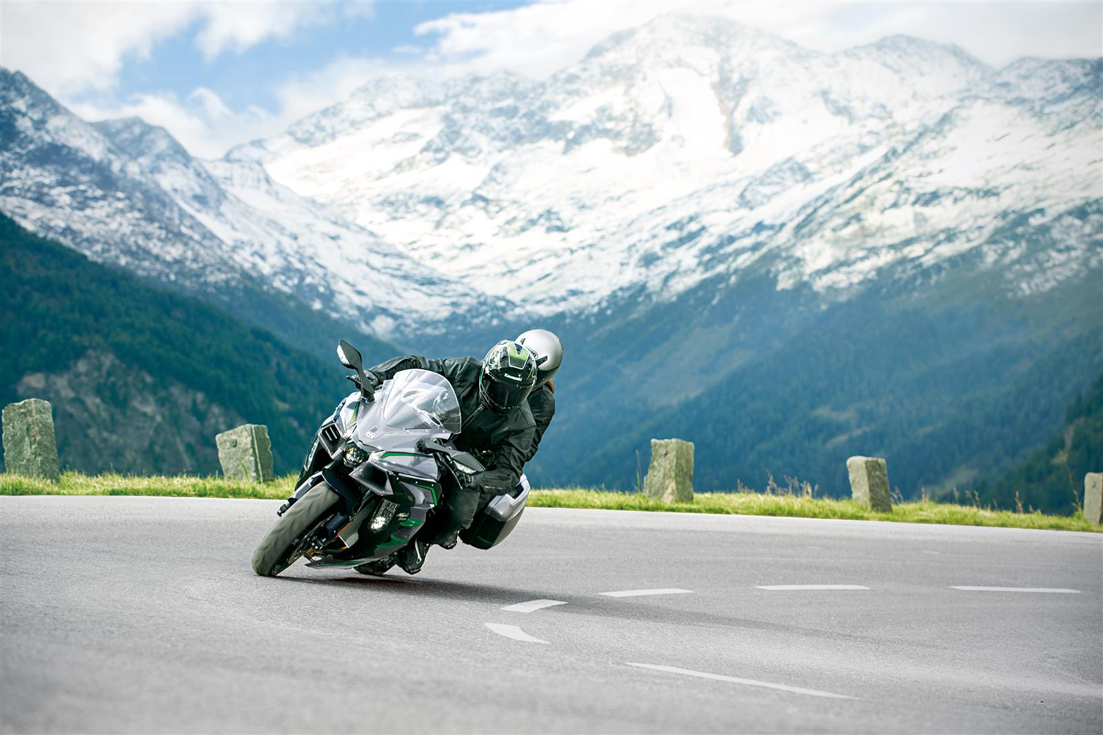 Hyper Touring pinnacle targeted by new Ninja H2 SX SE+