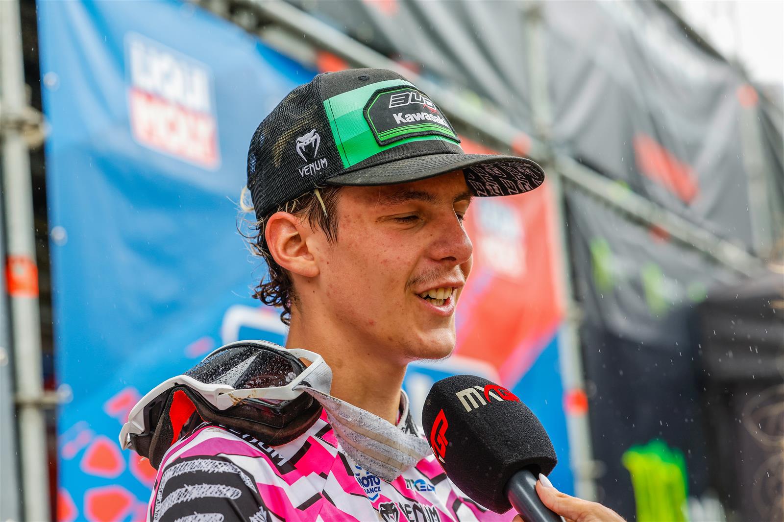 Mathis Valin confirms the EMX red plate with a moto win