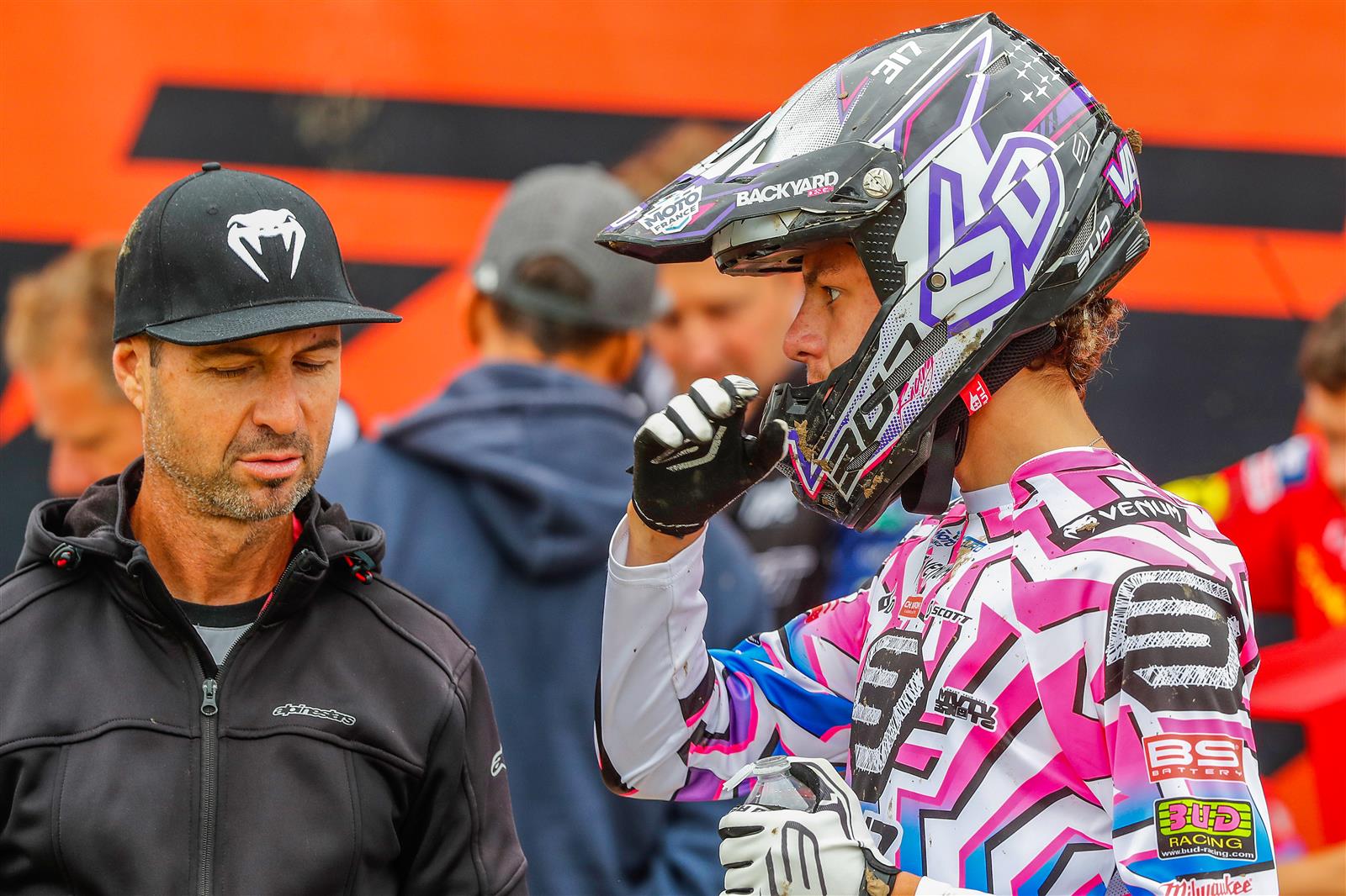 Mathis Valin confirms the EMX red plate with a moto win