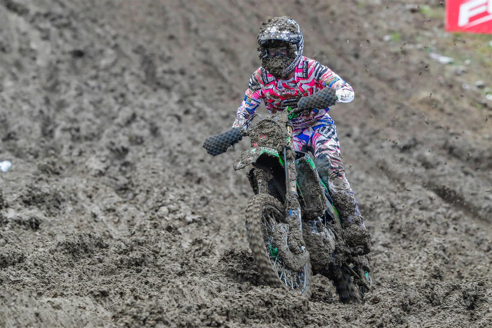 Mathis Valin confirms the EMX red plate with a moto win