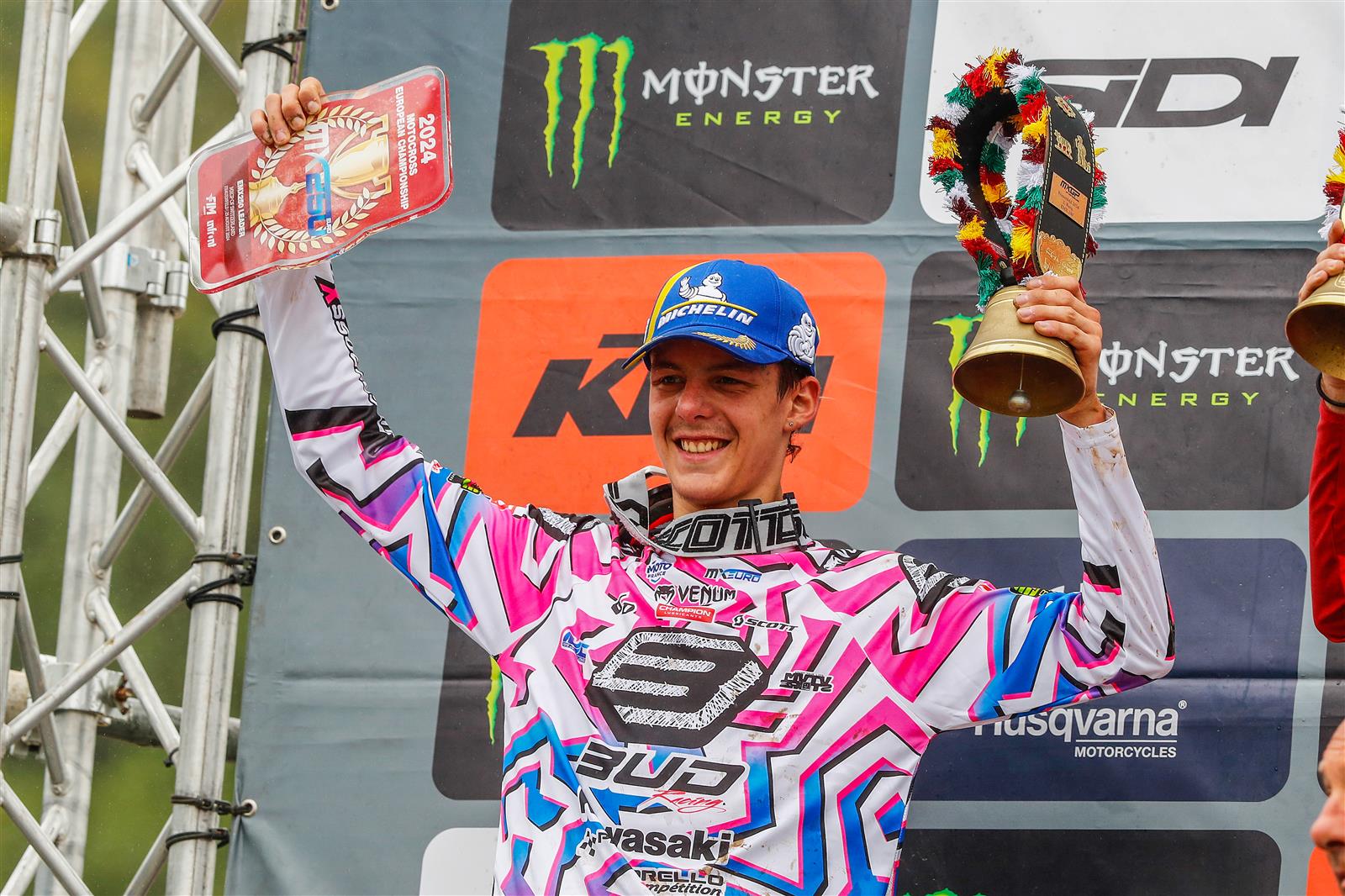 Mathis Valin confirms the EMX red plate with a moto win