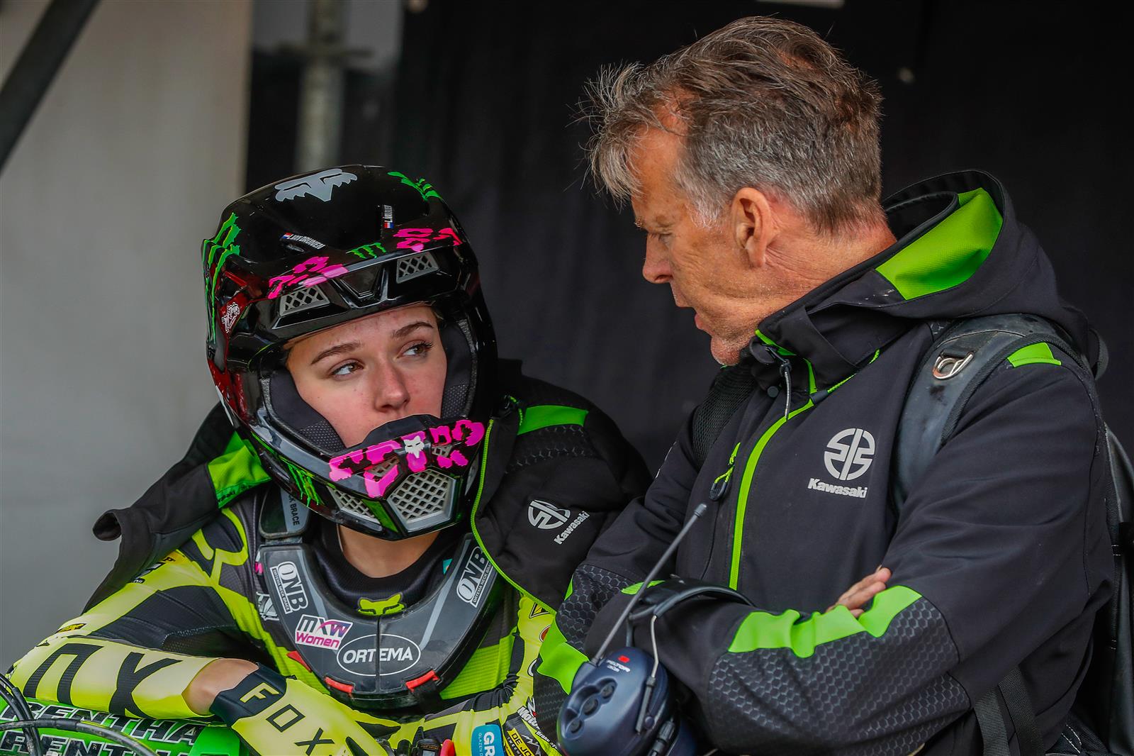 GP for Courtney Duncan and red plate for Lotte van Drunen