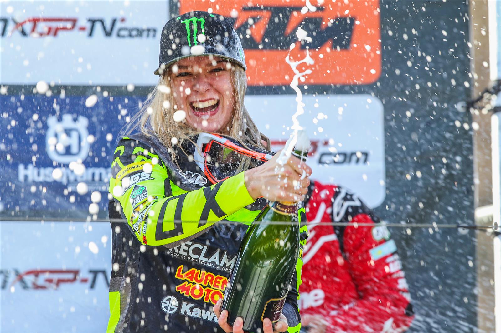 GP for Courtney Duncan and red plate for Lotte van Drunen