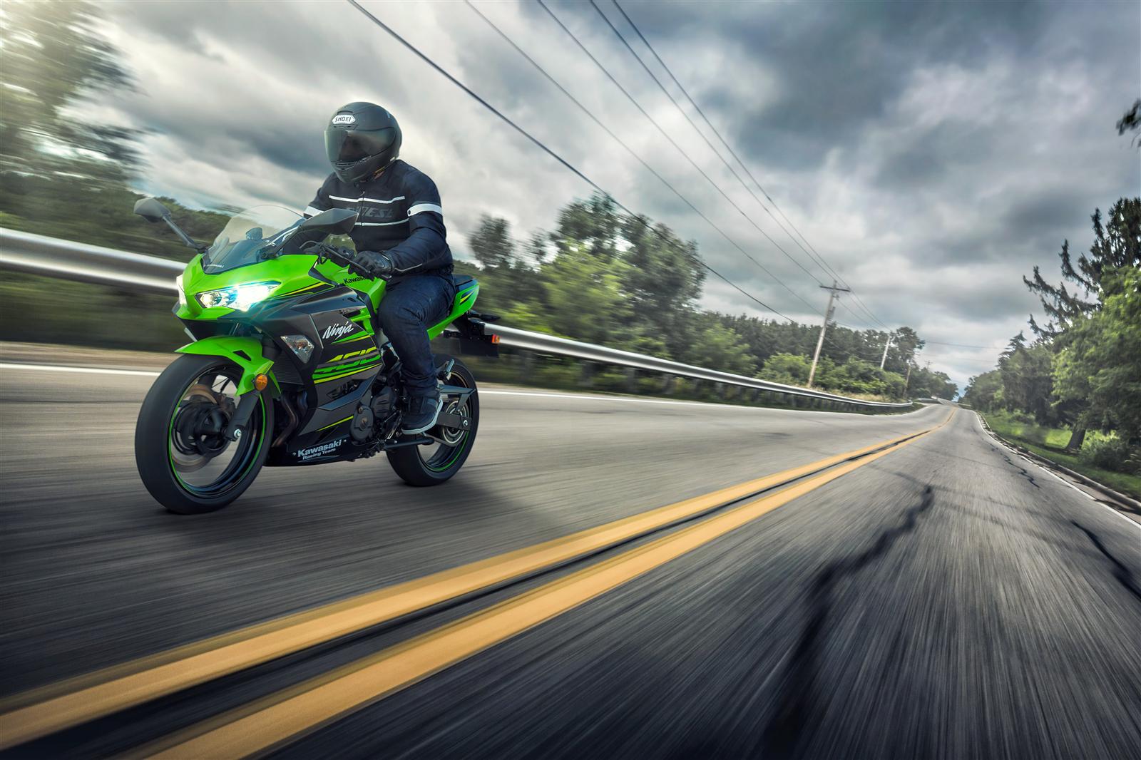 La Kawasaki Ninja 400 : née pour la route, inspirée par la piste.